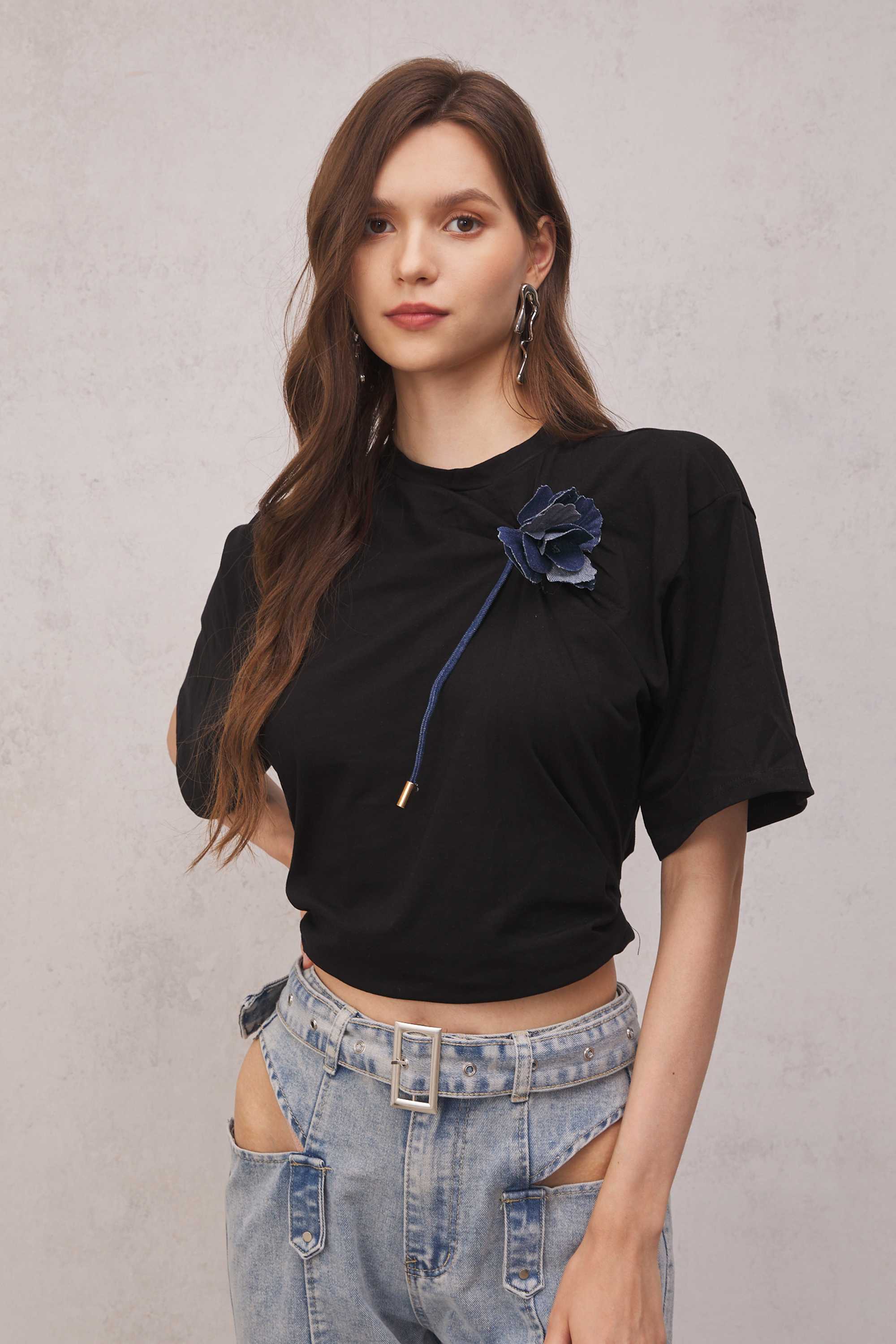 Emmalyn Ruched Flower T Shirt In Black – Zreei